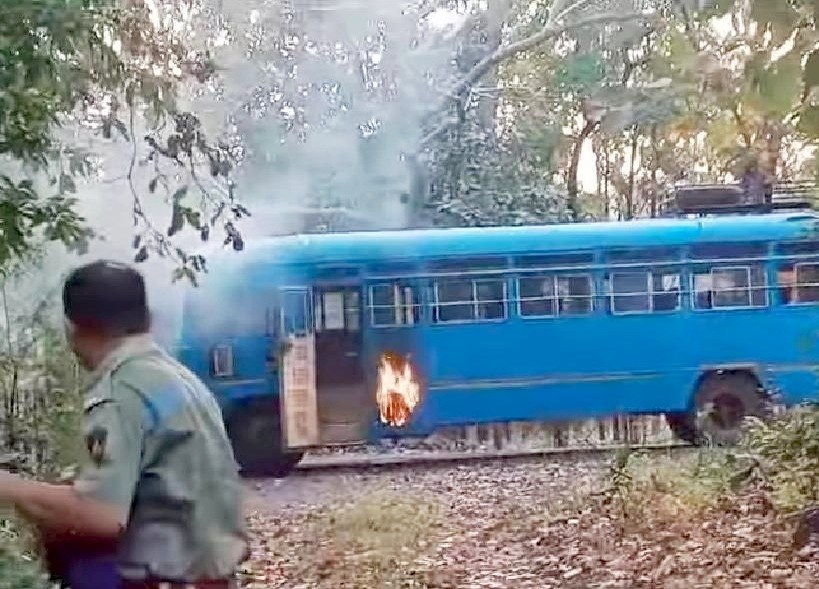 गडचिरोलीत धावत्या बसने घेतला पेट, ऐनवेळी थांबविल्याने प्रवासी सुखरूप ...