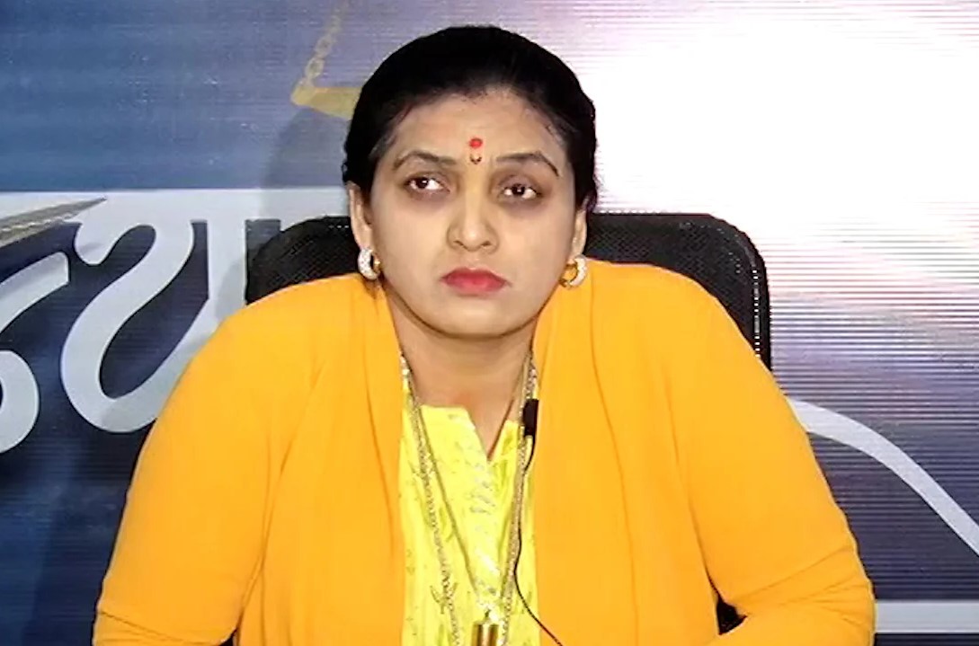 Video: तुुम्ही आमच्या घरात घुसलात तर आम्ही कुठं-कुठं घुसू, रुपाली ...