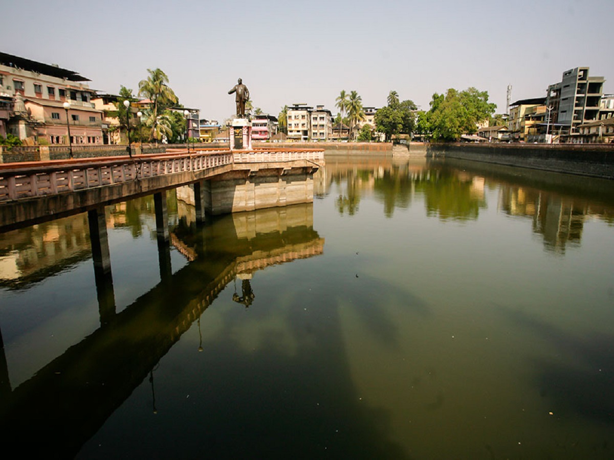 महाडच्या चवदार तळे सत्याग्रहाला प्रथमच सरकारी मानवंदना, क्रांतिस्तंभ ...