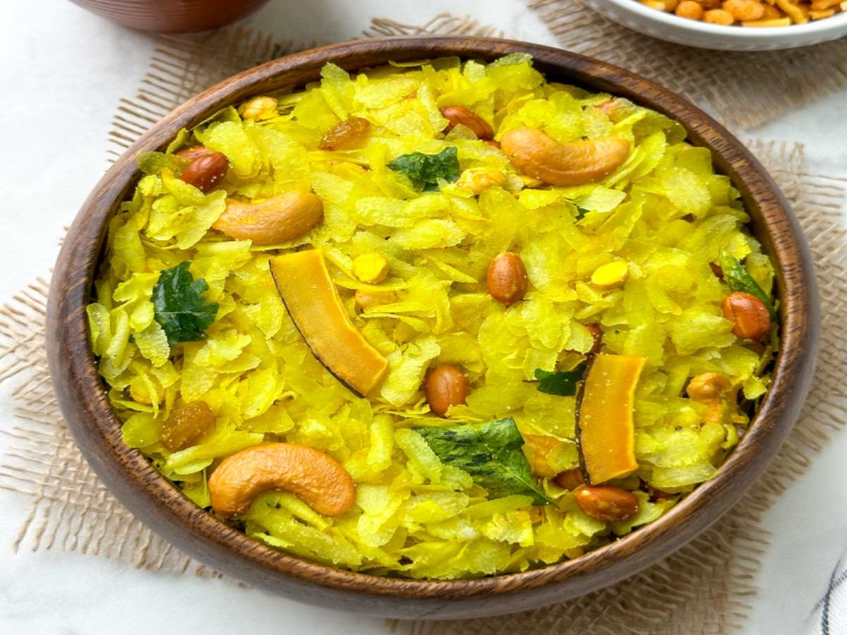 Poha Chivda : पोह्याचा चिवडा ना मऊ पडणार, ना आकसणार; चटकदार पातळ पोहा ...