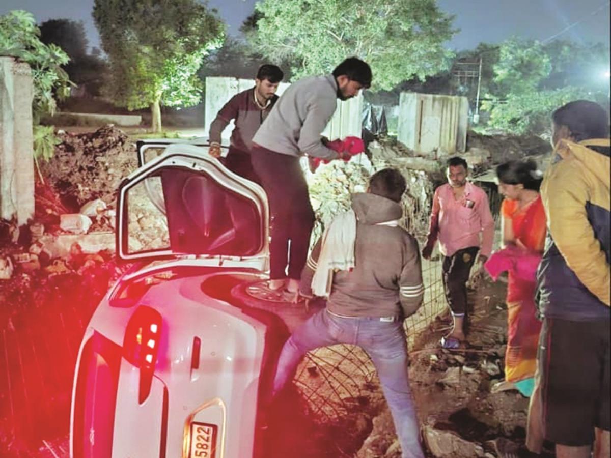 कारमध्येच प्रसूती, रक्त पाहून चालकाला चक्कर आल्याने गाडी उलटली; सुदैवाने सर्वजण सुरक्षित! Beed ...