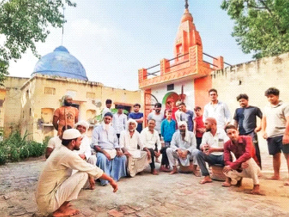 मंदिरांच्या सुरक्षेसाठी मुस्लीम बांधवांचा पहारा!दंगलखोरांपासून गुरुकुल ...