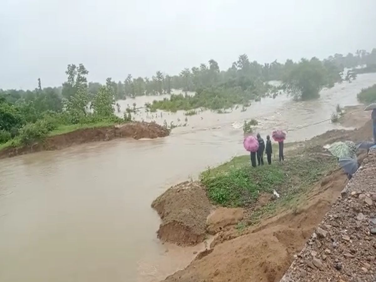 वाघ नदीला पूर, बोटीची व्यवस्था न झाल्याने धानोली येथील दिहारी कुटुंब ...