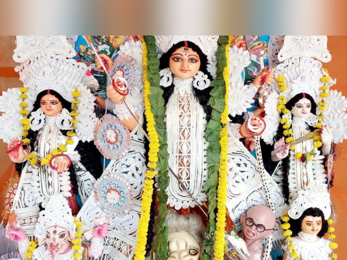 दुर्गा मातेच्या मूर्तीमध्ये महिषासुराच्या जागी गांधीजींना दाखवलं! आयोजक ...