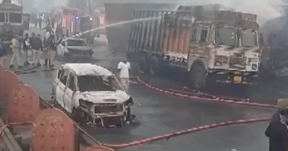 पेट्रोल पंपाजवळ एलपीजी आणि सीएनजी ट्रकमध्ये भीषण धडक, अनेक वाहनांना आग ...