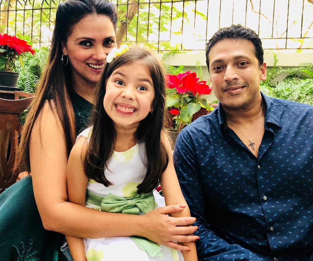 मम्मी लारा दत्ताच्या नव्हे तर पापाच्या पावलावर पाऊल टाकताना दिसली ...