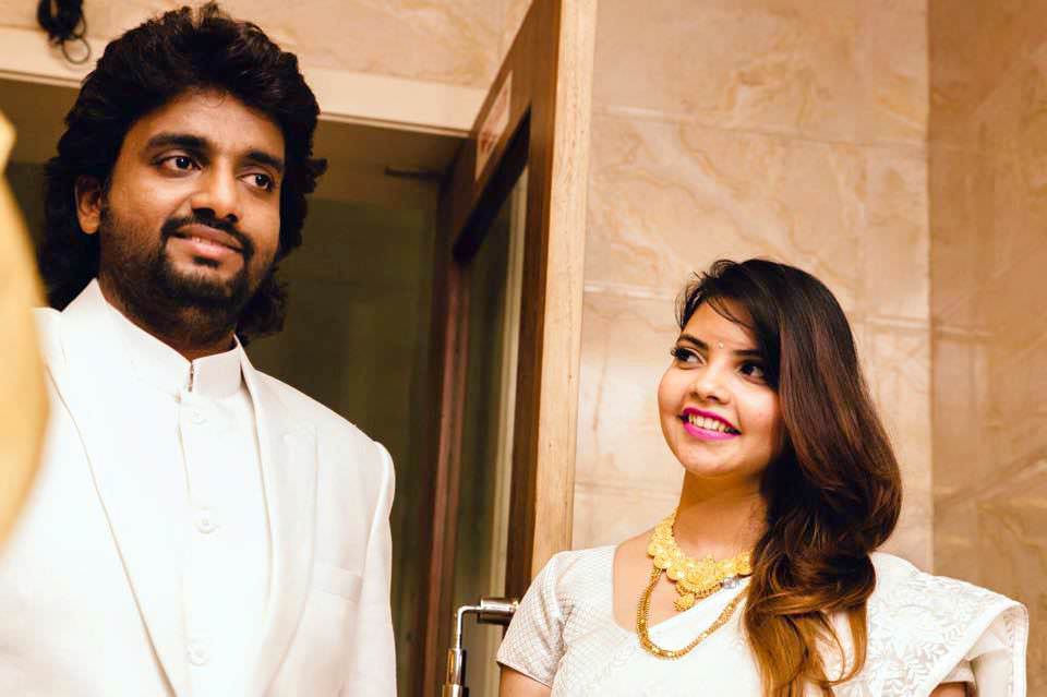 आदर्शच्या या गाण्याने भावूक झाली बायको - Marathi News | This song of ...