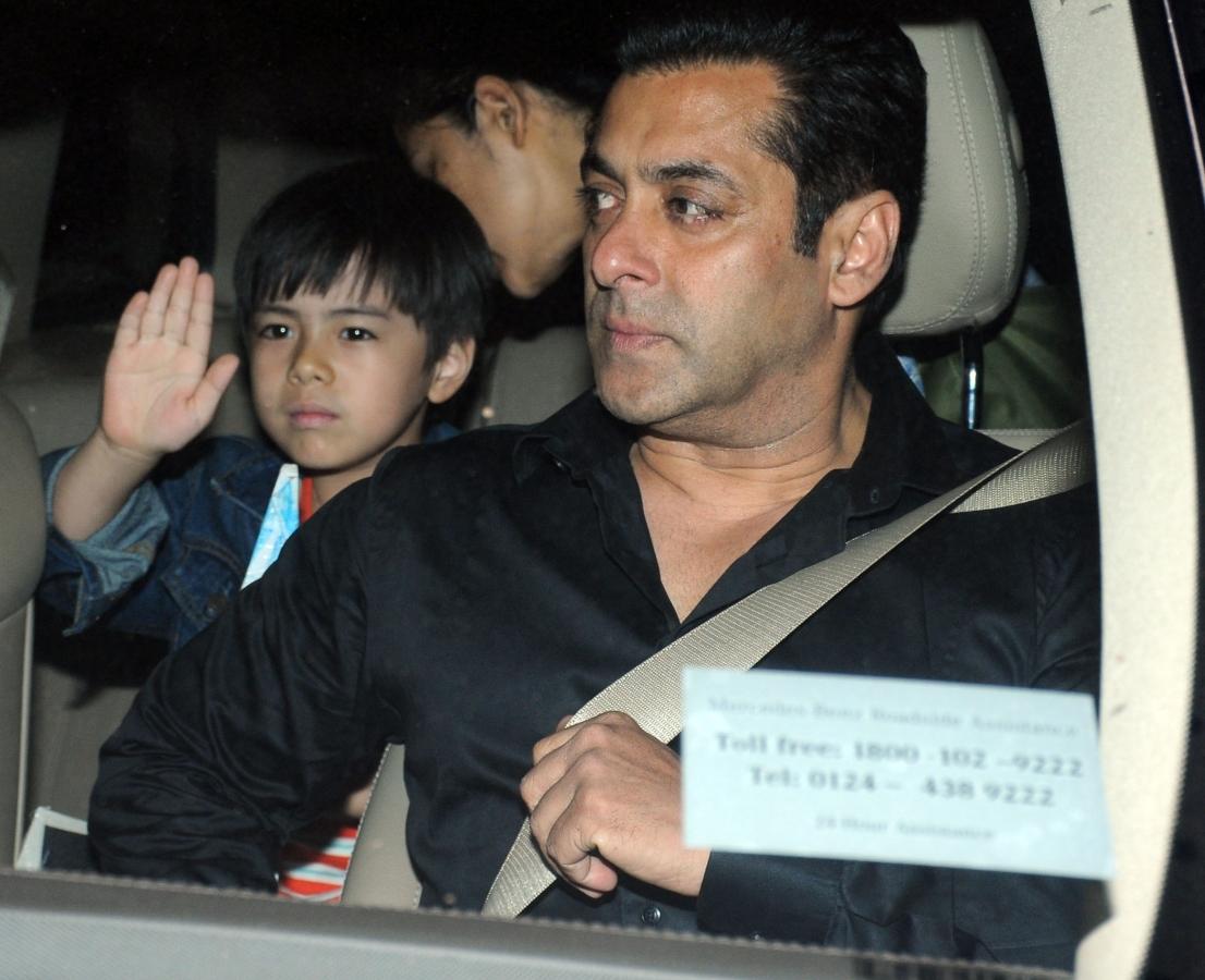 Bollywood actors come to meet Jackie Chan - Marathi News | Bollywood ...