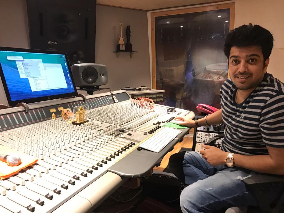 बॅकस्टेज हिरो लवकरच झळकणार पडद्यावर - Marathi News | Backstage Hero ...