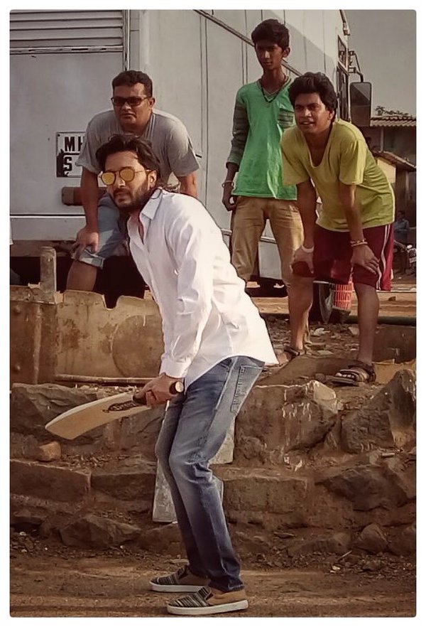 बॅन्जोच्या सेटवर रंगले क्रिकेट - Marathi News | Cricket played on Banjo ...