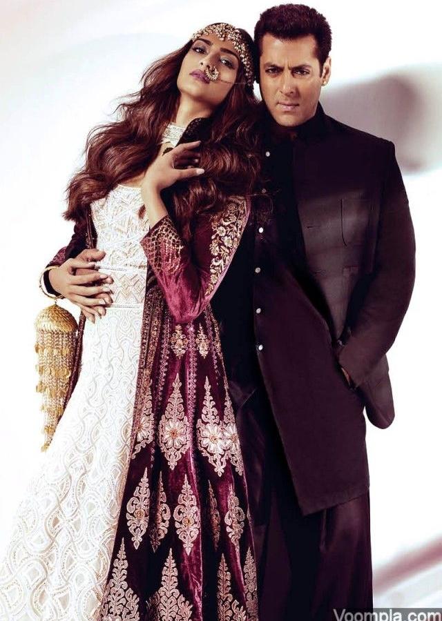 सलमान-सोनम मुव्ही डेटवर... - Marathi News | Salman-Sonam Movie Debut ...
