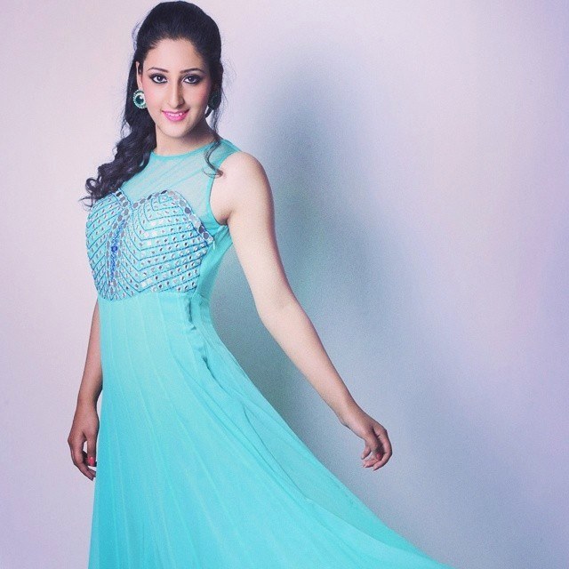 ‘झी टीव्ही’वरील ‘दिल ढूँढता है’च्या सेटवर शिव्या पठाणियाने केली ...