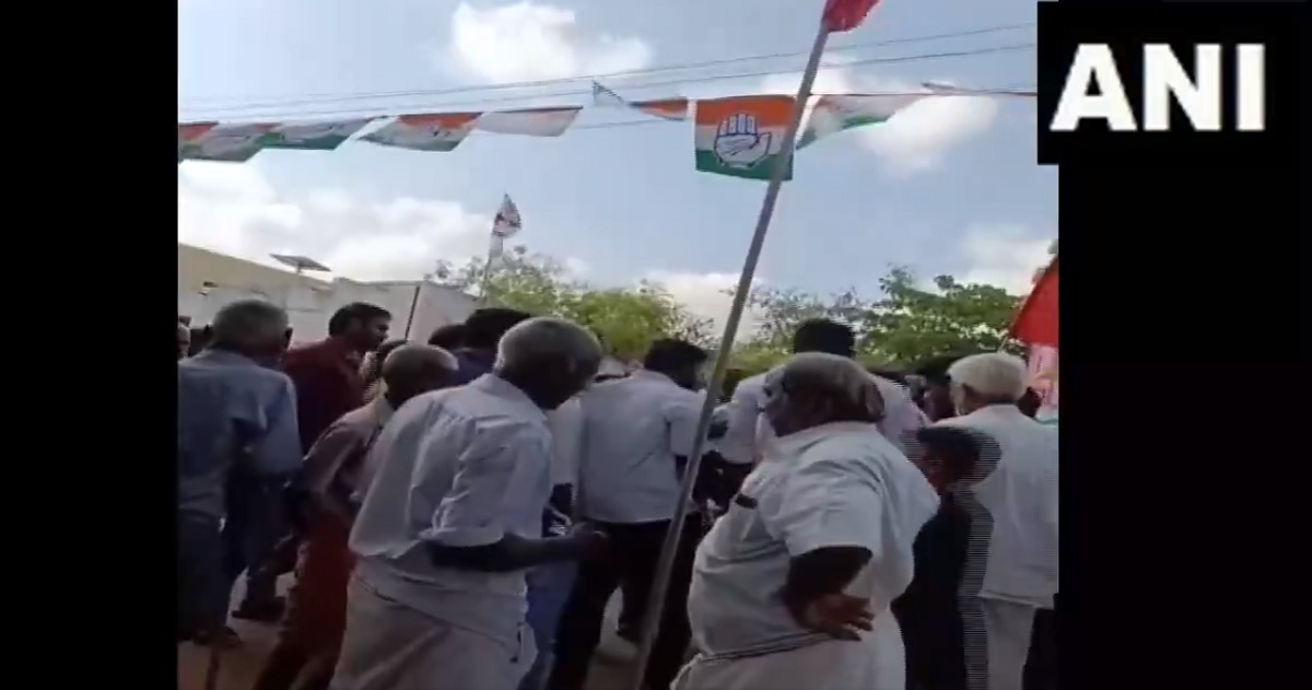 काँग्रेस उमेदवाराने निवडणूक प्रचारादरम्यान वाटले पैसे, VIDEO व्हायरल ...