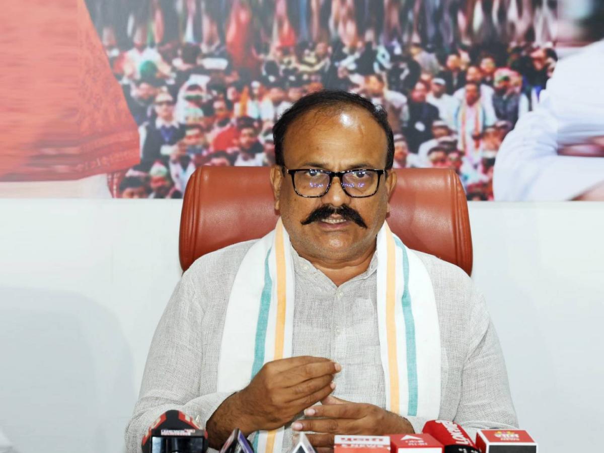 “शेतकरी कर्जमाफी फाइलवर सही करण्यास फडणवीस-शिंदे-पवारांच्या हाताला लकवा ...