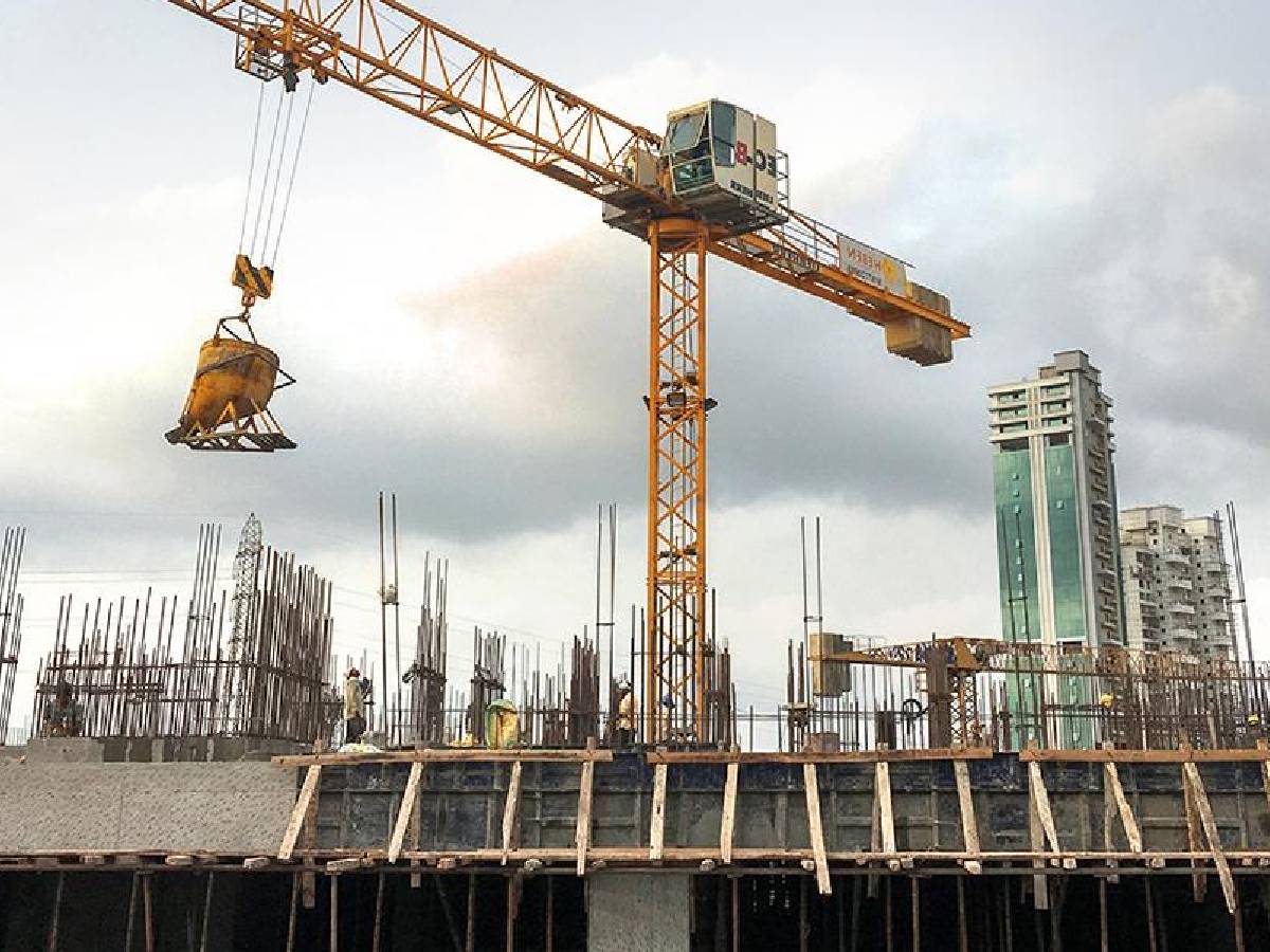 आमच्या जिवाची किंमत नाही का? कुठे वीट पडते, कुठे लोखंडी अँगल; पोलिसांची फक्त नावाला कारवाई ...