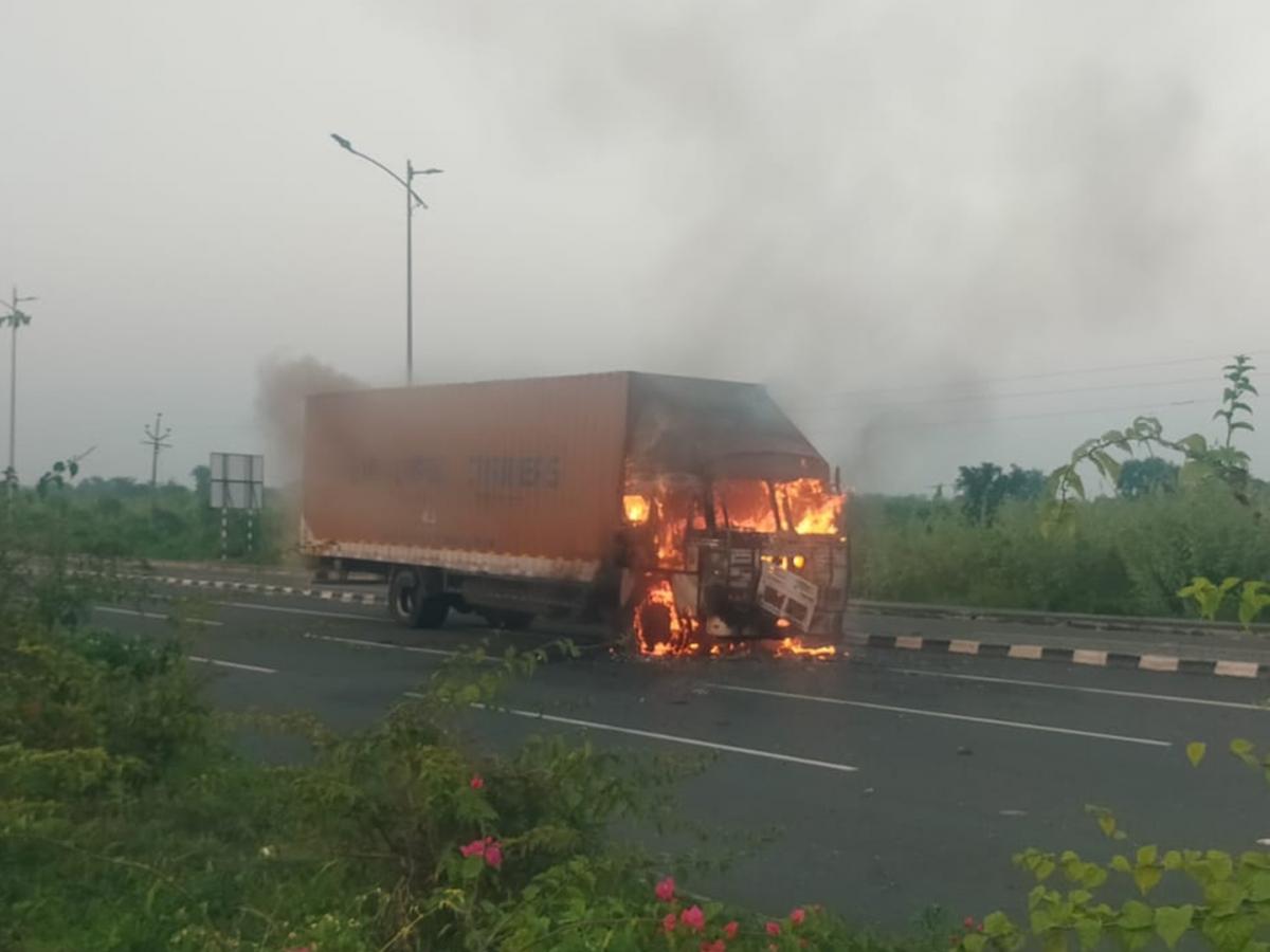 हिंगोली-नांदेड महामार्गावर थरार! १२० फ्रीजची वाहतूक करणाऱ्या कंटेनरनला ...