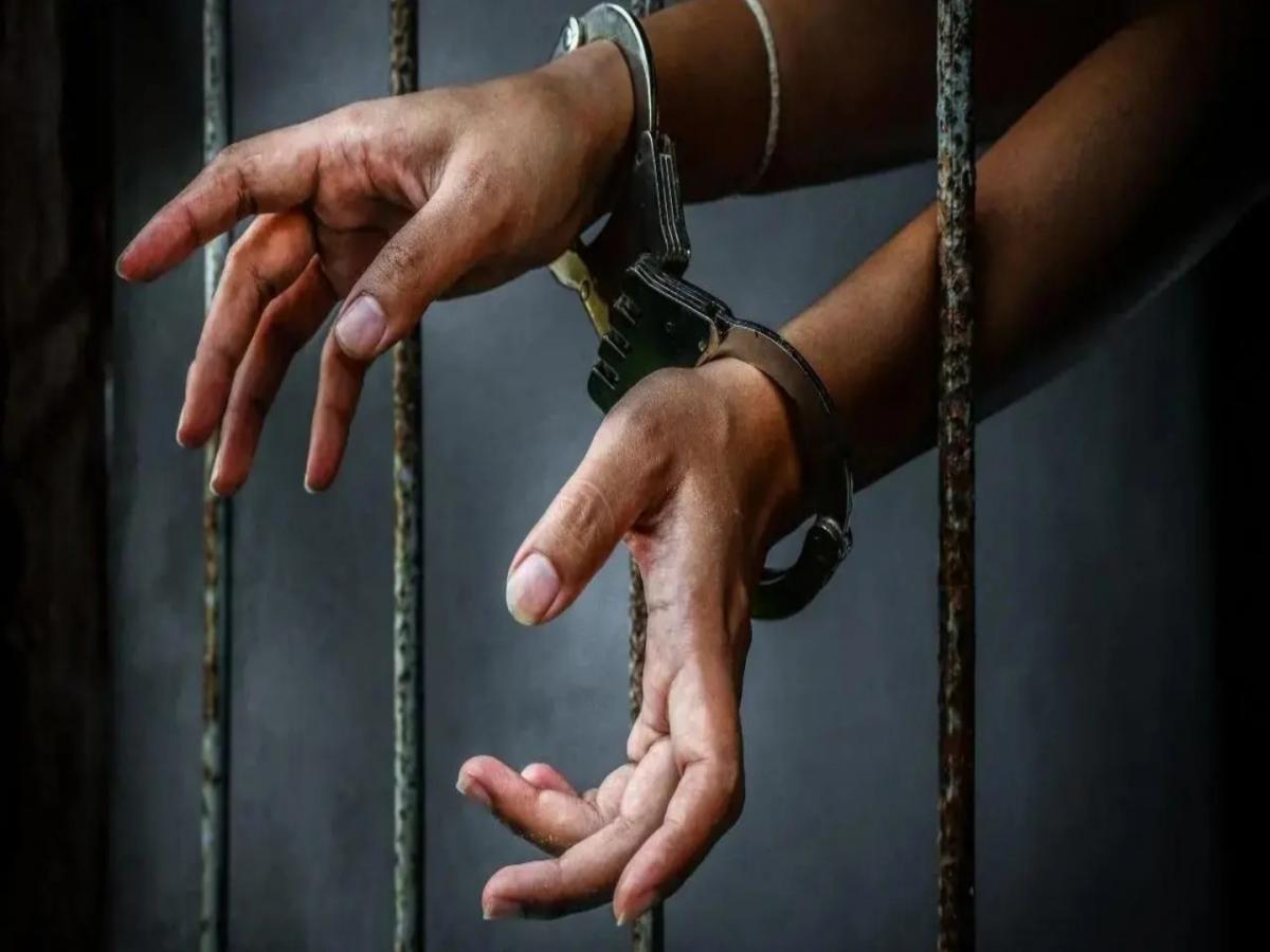 Pune Crime: फरार आरोपीचा पोलिसांनी केला ‘गेम ओव्हर’;अंधारातून निसटला ...