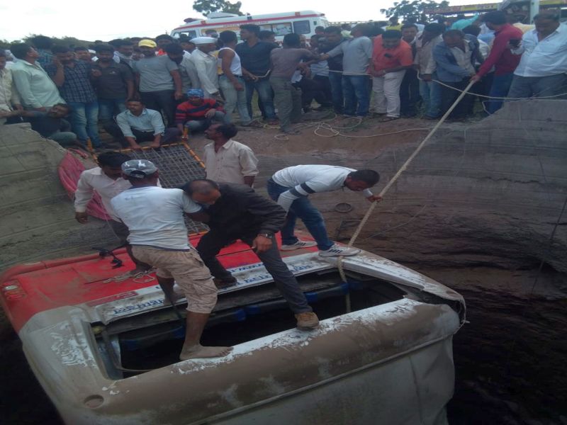 धुळे-कळवण बसला मेशीजवळ अपघात Dhule Marathi News | Dhule-Kalyavan bus ...