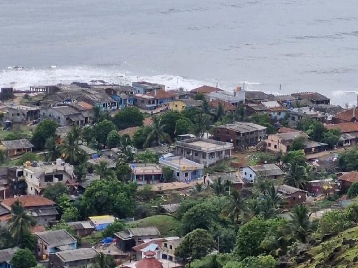Ratnagiri: पाजपंढरीला दरडींसह उधाणाचा धोका, १२५ कुटुंबांना स्थलांतराचे ...