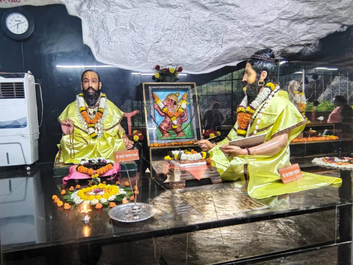 समर्थ रामदास स्वामींनी एका रात्रीत रचले ‘मनाचे श्लोक’!; कशी झाली ...