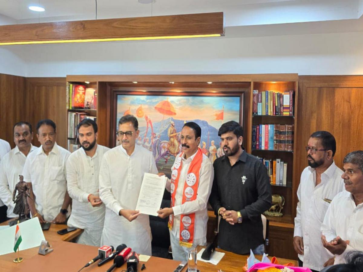 नाशिकचे माजी महापौर दशरथ पाटील स्वराज्य पक्षात; प्रवेशानंतर लगेचच एबी ...