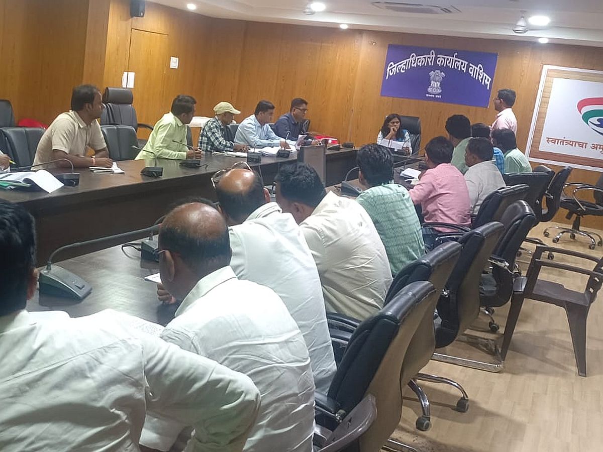 Washim: खतांची साठेबाजी केल्यास दोषींची गय करू नये, जिल्हाधिकाऱ्यांचे ...