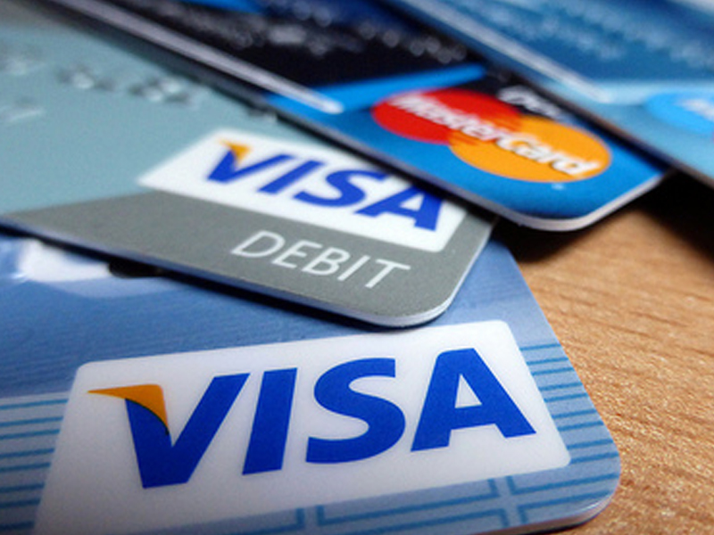 Debit Cards किती प्रकारची असतात माहितीये? पाहा त्यात कोणते मिळतात ...