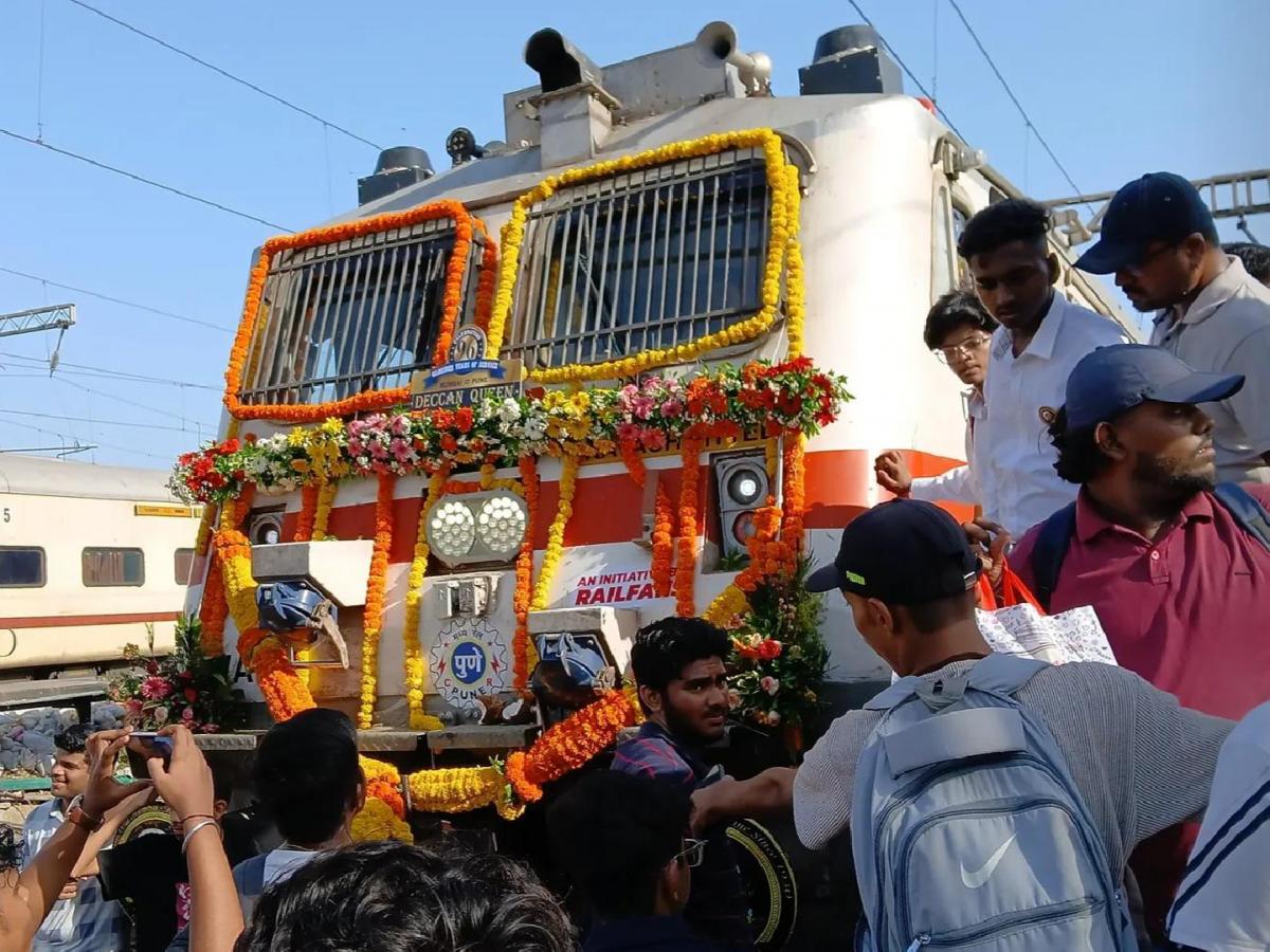 लाडकी ‘डेक्कन क्वीन’ एक्सप्रेस झाली ९६ वर्षांची, केक कापून जल्लोष ...