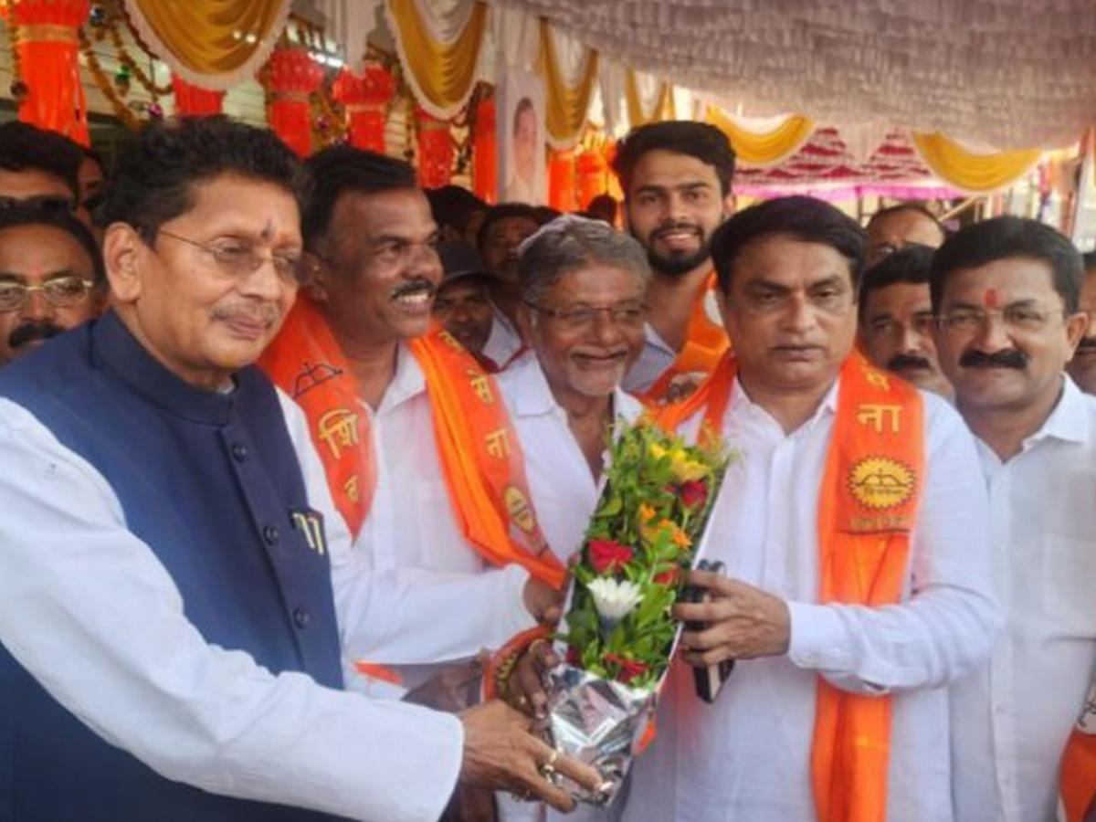 उद्धव ठाकरेंना सिंधुदुर्गात येण्यापूर्वीच दीपक केसरकरांनी दिला धक्का ...
