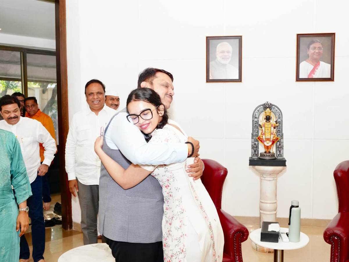 विजयाचा गुलाल आणि लेकीची मिठी: देवेन्द्र फडणवीस यांचा भावुक क्षण ...