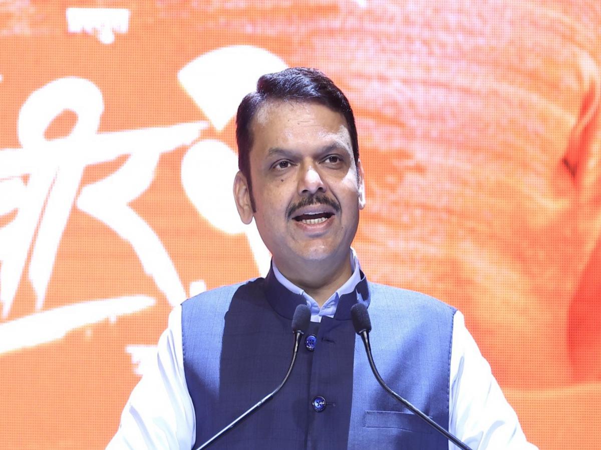 Devendra Fadnavis: महिलांचे अर्ज भरून घ्यायचे ते सरकारला द्यायचे नाहीत ...