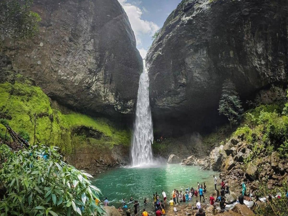 Devkund Waterfall: फोटो घेताना तोल गेला; देवकुंड धबधबा पाहायला गेलेल्या ...