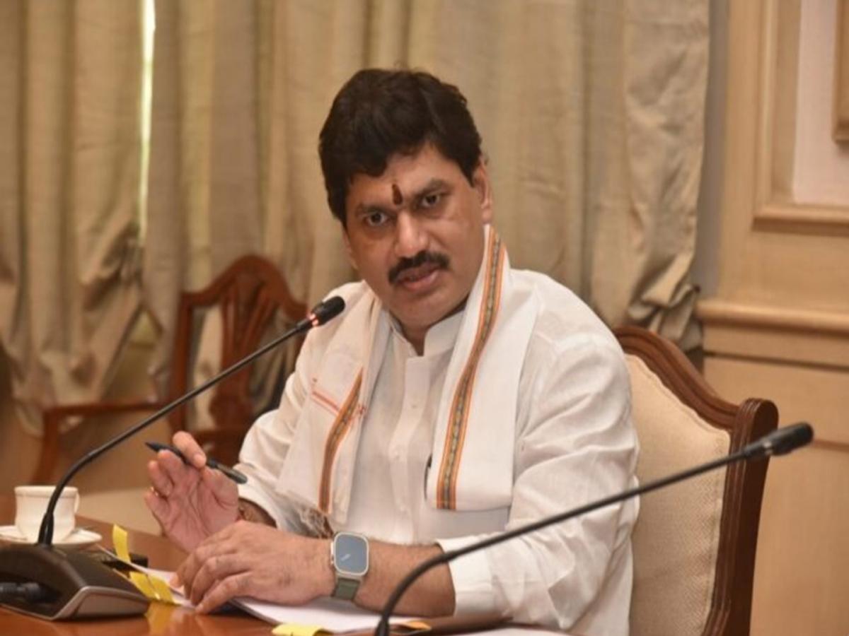 धनंजय मुंडेंच्या मंत्रिपदाच्या राजीनाम्यासाठी जोरदार मोहीम; कोणी काय ...