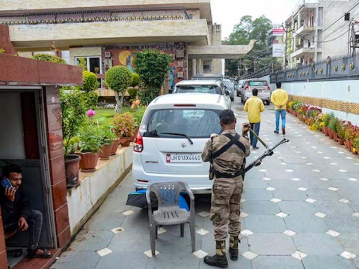 काँग्रेस खासदारांच्या घरी चौथ्या दिवशीही आयकर विभागाची झडती; ३ दिवसांत ...