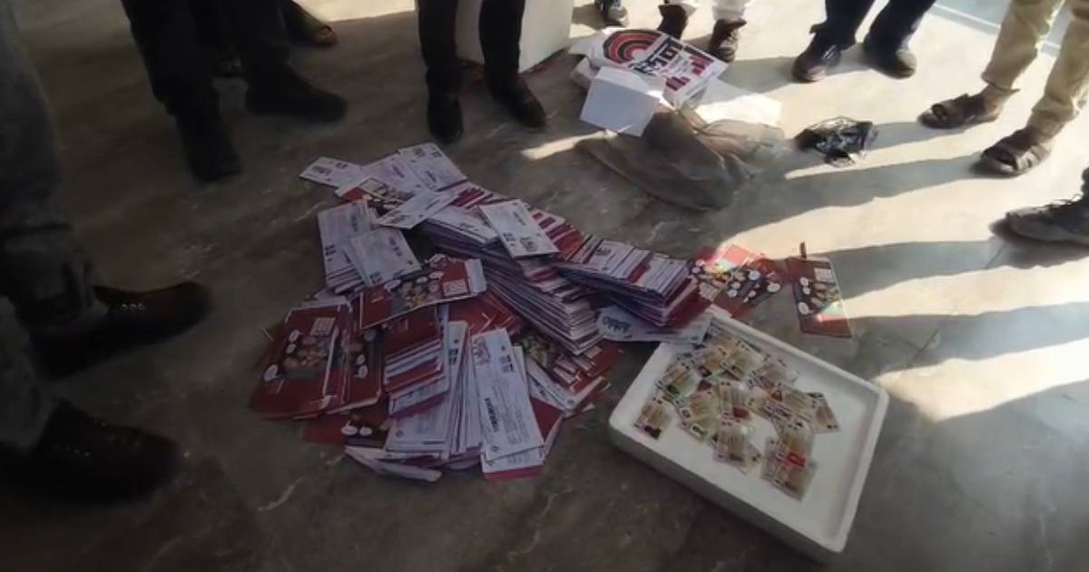 धुळ्यात हजारो मतदान कार्डांचा साठा सापडला; एमआयएमचा राष्ट्रवादीवर गंभीर ...