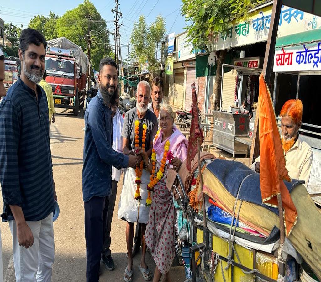 आईने केलेला नवस फेडण्यासाठी डॉक्टर दाम्पत्याची तीर्थस्थळी पायी भ्रमंती ...