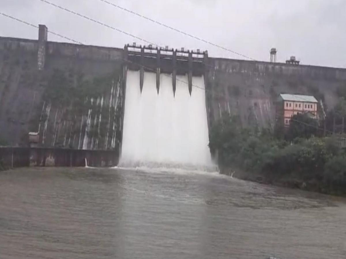 आंबेगावातील डिंभे धरणात ९३ टक्के पाणी साठा, सांडव्याद्वारे तब्बल १२ ...