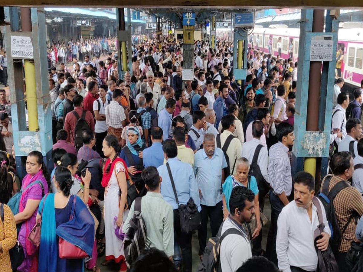 पंधरा डब्यांची लोकल कागदावरच; प्रस्ताव पडूनच, आर्थिक हितसंबंधांमुळे एसी ...