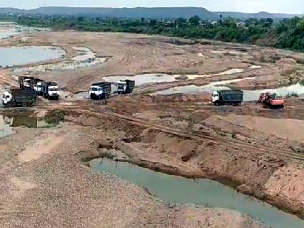 मध्य प्रदेशातील संगम घाट पोखरला जातोय; वरूड, मोर्शी एसडीओ, तहसीलदारांची भूमिका संशयास्पद ...