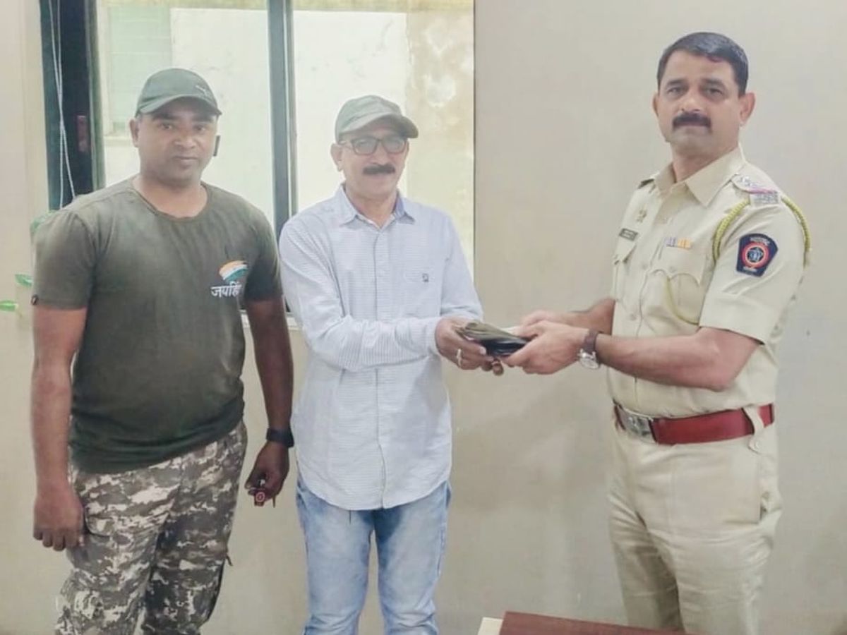 मानपाडा पोलिस ठाण्यातील पोलिसाचा प्रामाणिकपणा, ४० हजार रुपये केले परत ...
