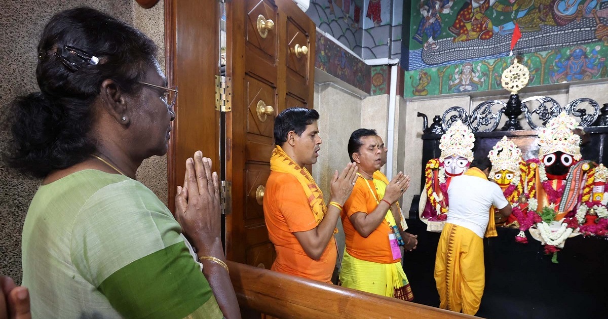 जगन्नाथ मंदिराच्या गर्भगृहात राष्ट्रपती द्रौपदी मुर्मूंना प्रवेश ...