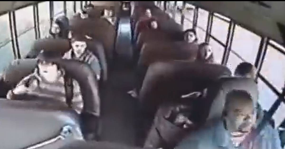 Video - स्कूल बस चालकाला आला हृदयविकाराचा झटका; मुलाने घेतला ...