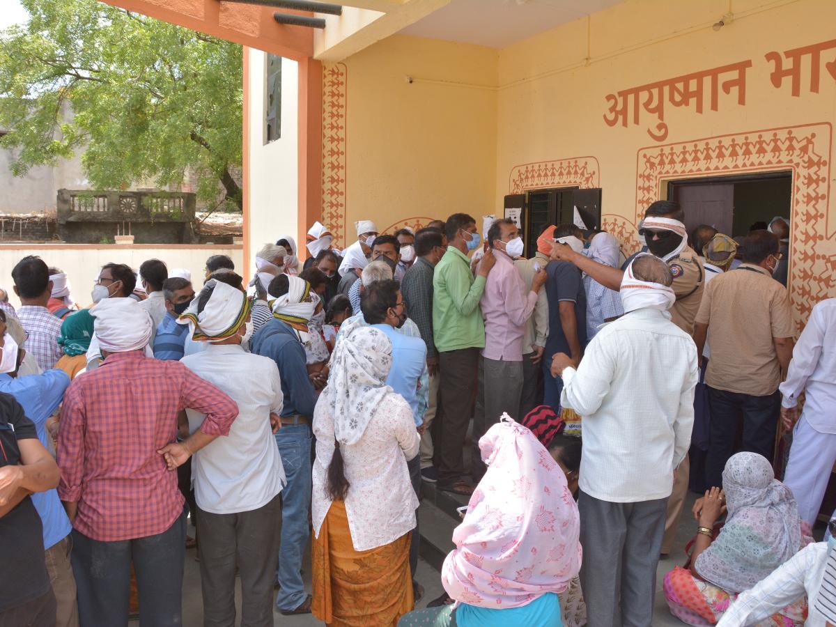 दुसऱ्या डोस साठी नागरिकांचे हाल; ऐनवेळेवर लेडी हार्डिंगमधील केंद्र केले ...