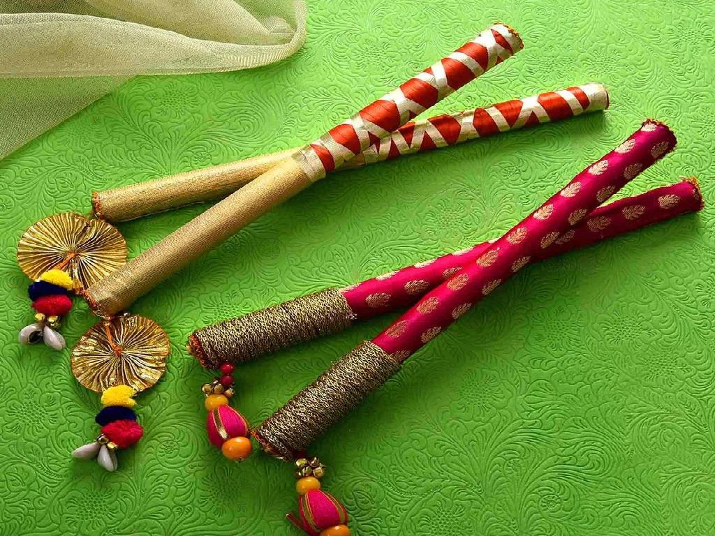 गरबाची तयारी झाली, टिपरी कोणती घेणार?, नवरात्रोत्सवात बाजारपेठांमध्ये ...