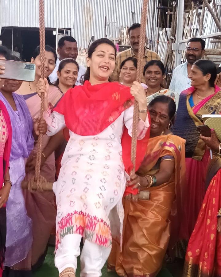 नागपंचमीनिमित्त सोलापूरच्या आमदार प्रणिती शिंदेंनी लुटला झोक्याचा आनंद ...