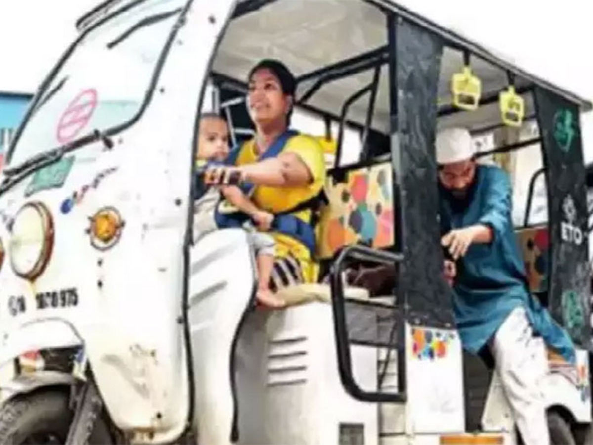 जिद्दीला सलाम! बाळाला कुशीत घेऊन पोटापाण्यासाठी ती चालवते रीक्षा, कारण ...