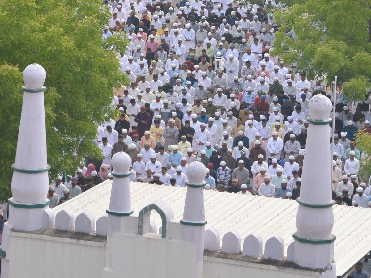 Solapur: सोलापुरात ईदचा उत्साह; एकता, भाईचारा अन् शांततेसाठी अल्लाहकडे ...