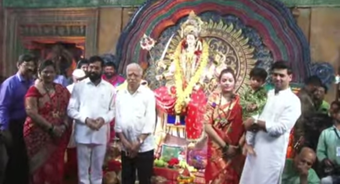 मुख्यमंत्री एकनाथ शिंदे यांनी केली टेंभीनाक्यावरील दुर्गेश्वरीची ...