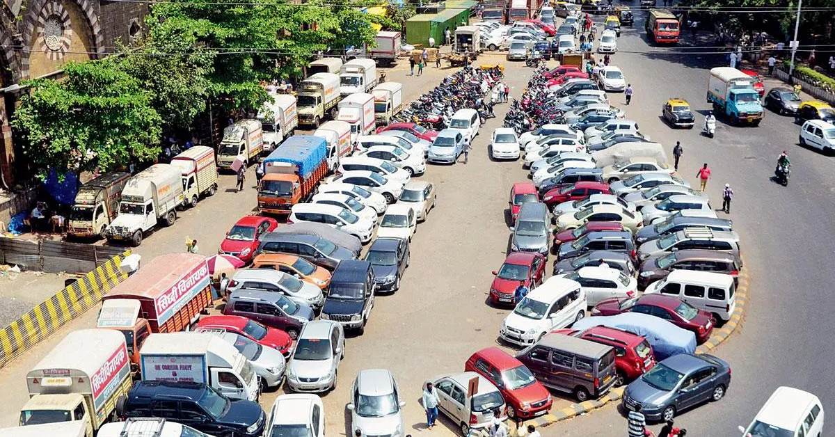 ‘नो पार्किंग’मधून दुचाकी उचलताना नियम पाळला जातो का साहेब ? अनेक ठिकाणी ...