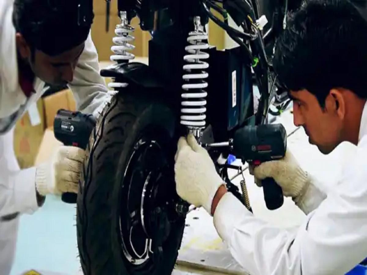 Electric Scooters मध्ये आग: 'या' कंपनीनं घेतला मोठा निर्णय; परत मागवल्या हजारो गाड्या - Marathi ...